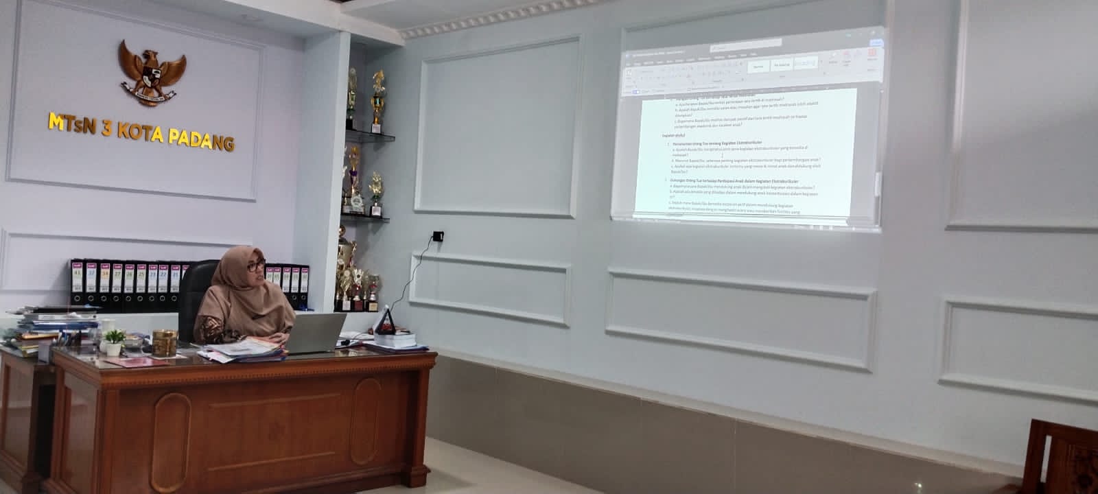 Validasi Instrumen Wawancara PPDBM, Kepala MTsN 3 Kota Padang Pimpin Rapat Bersama Tim - MTsN 3 ...