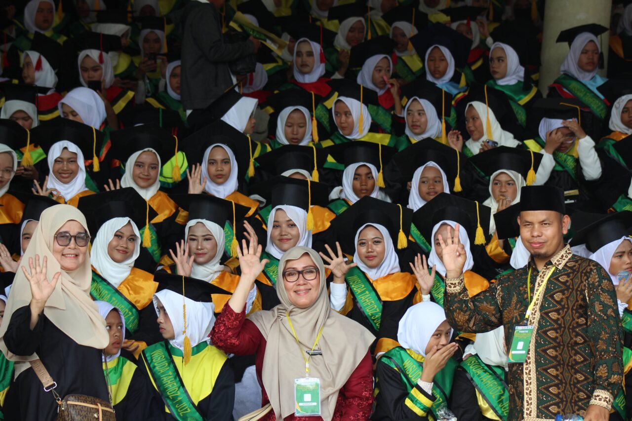 60 Siswa MTsN 3 Kota Padang Ikuti Wisuda Tahfidz Akbar - MTsN 3 Kota Padang